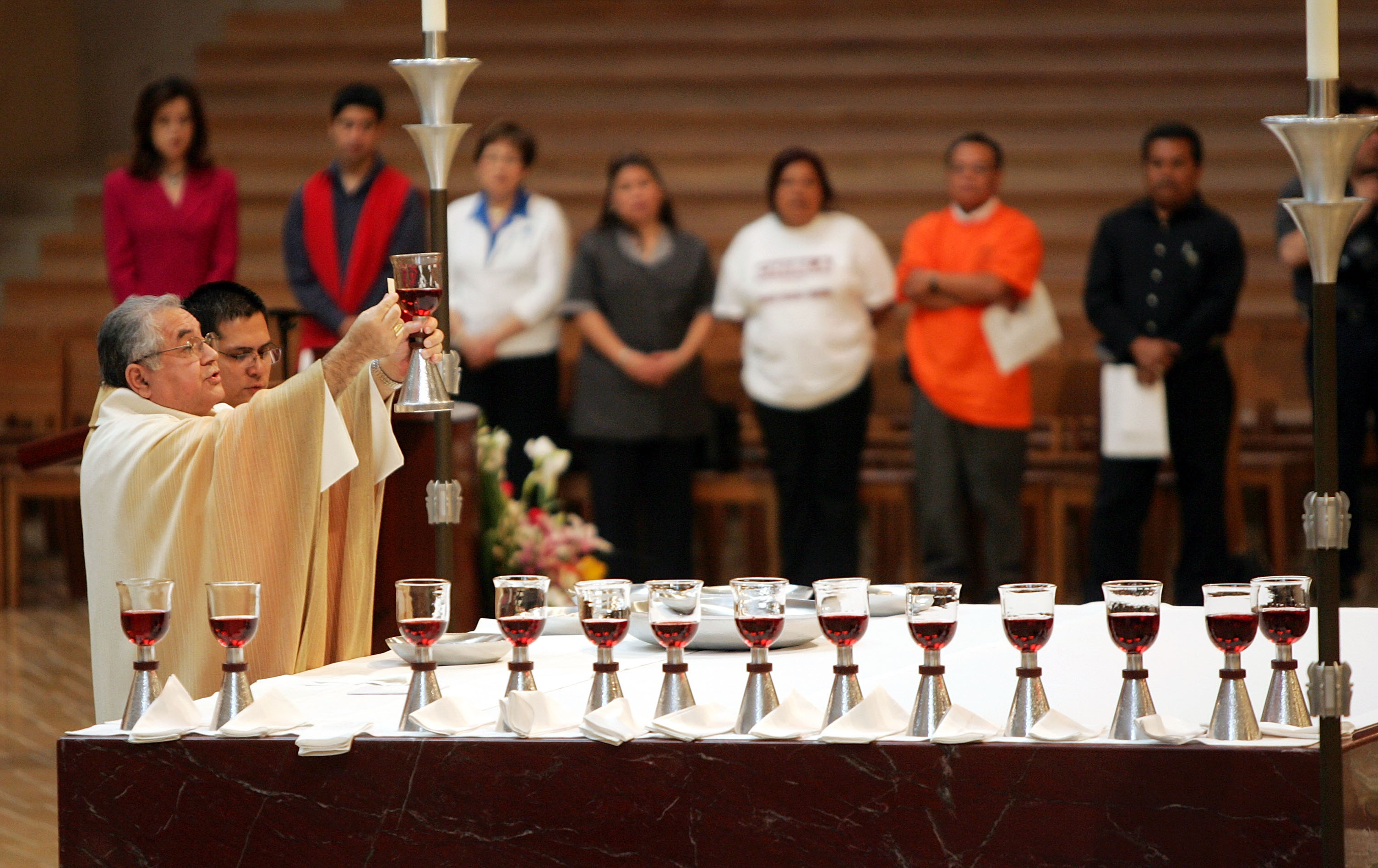 Los hispanos, los más religiosos en EEUU | La Opinión