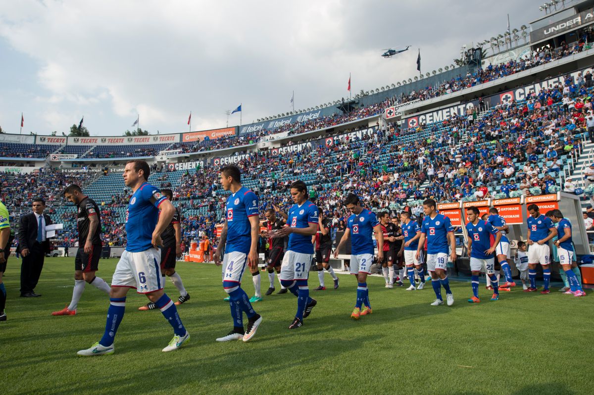 Cruz Azul y Pumas calientan motores en el Coliseum - La Opinión