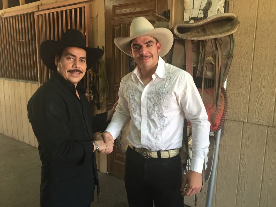 ¡Celebra el Día del Padre con Ezequiel Peña y su hijo! | La Opinión