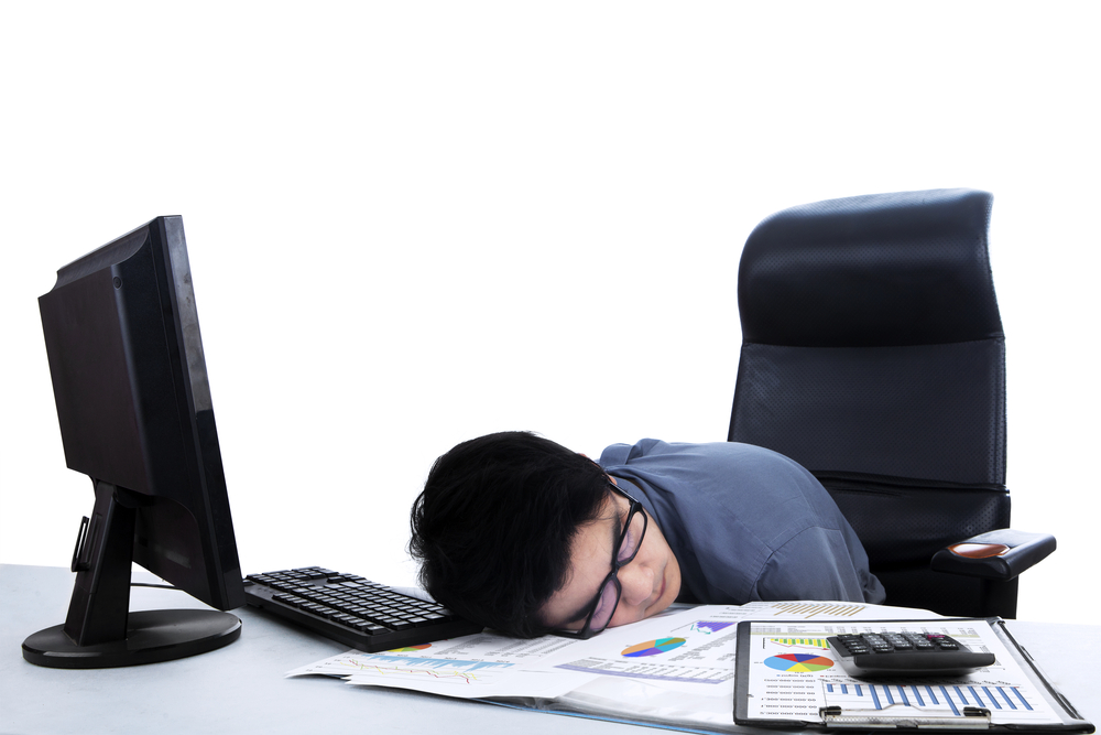 Por qué dormir la siesta en el trabajo es bueno para tu salud - La Opinión