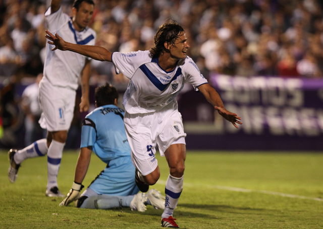 Vélez golea de visita al Defensor - La Opinión