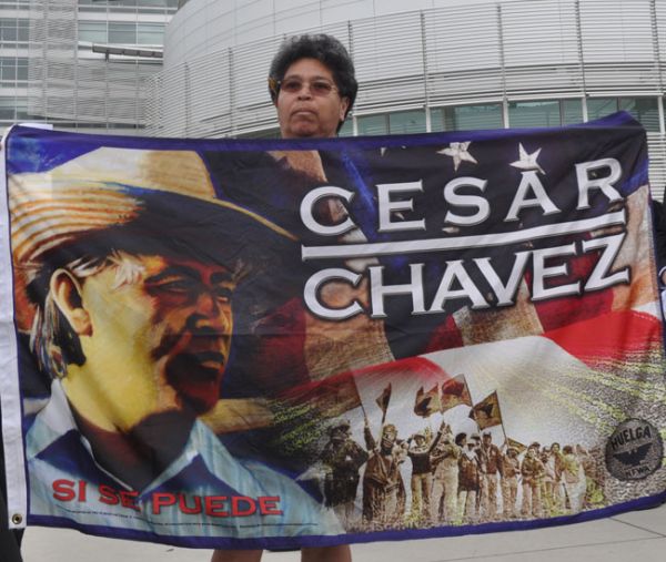 Izamiento de bandera en honor a César Chávez - La Opinión