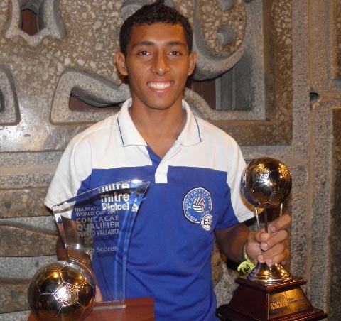 ‘Frank’ Velásquez quiere salvar el fútbol de playa salvadoreño - La Opinión