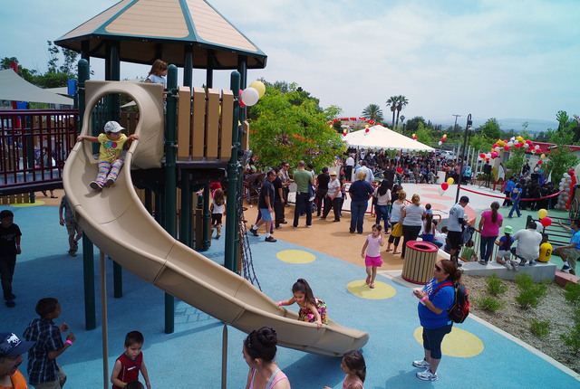Se inaugura parque en Avocado Heights - La Opinión
