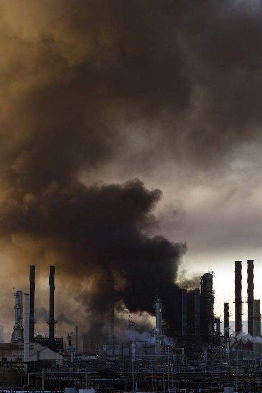 Presentan primeras demandas contra Chevron por incendio - La Opinión