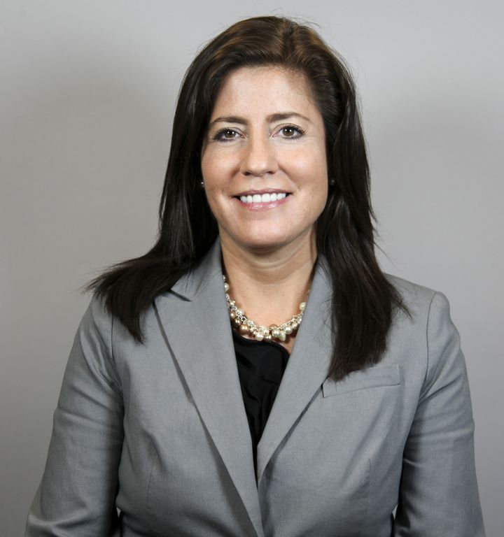 Andrea Bazán: Una latina hace la diferencia - La Opinión