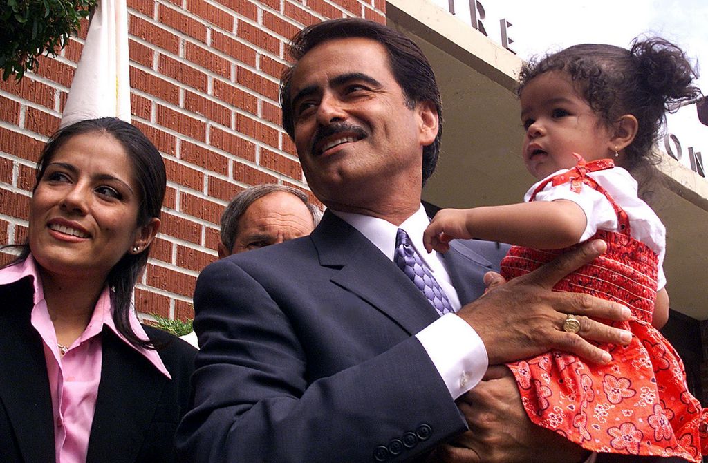 Los Alarcón se tambalean en problemas legales - La Opinión