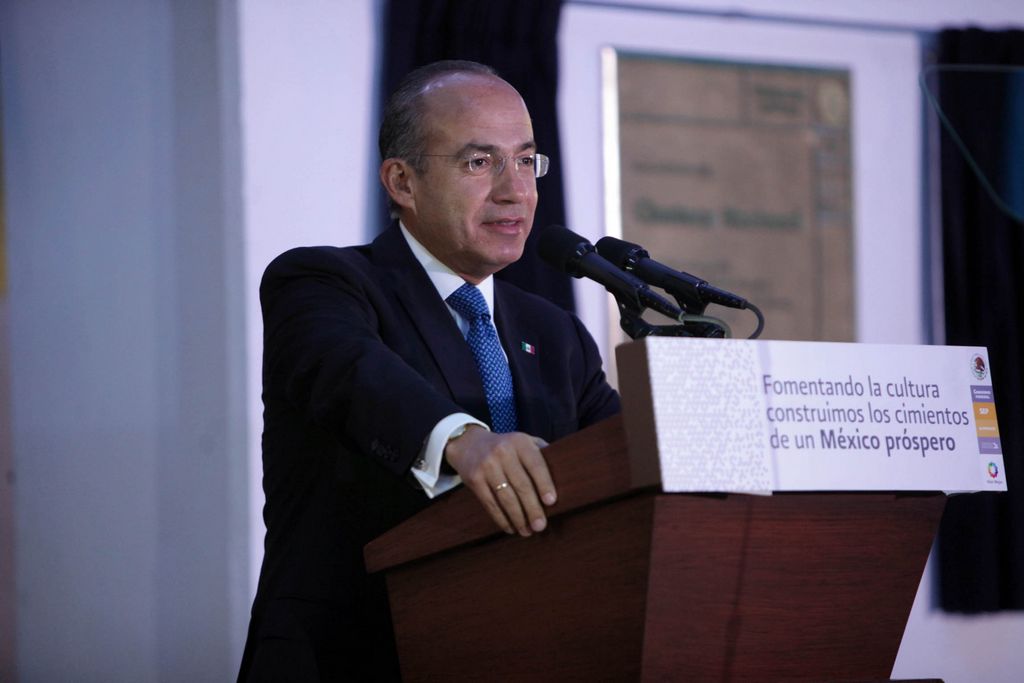 México es hoy distinto y mejor: Felipe Calderón - La Opinión