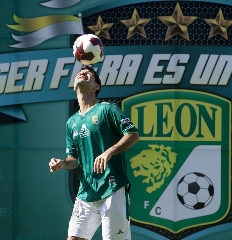 León presenta ante su afición a Rafa Márquez - La Opinión