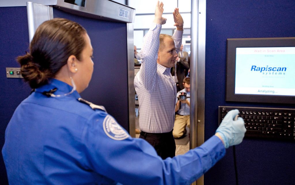 EE.UU. retira de aeropuertos escáneres que dan imágenes demasiado ...