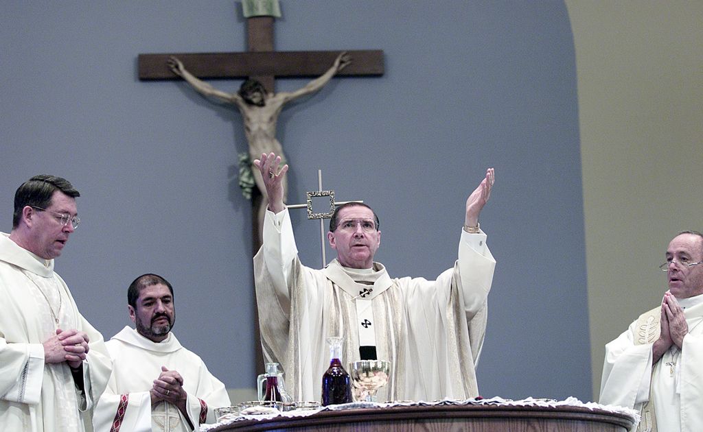 Revista cuestiona asistencia de Mahony al Cónclave - La Opinión