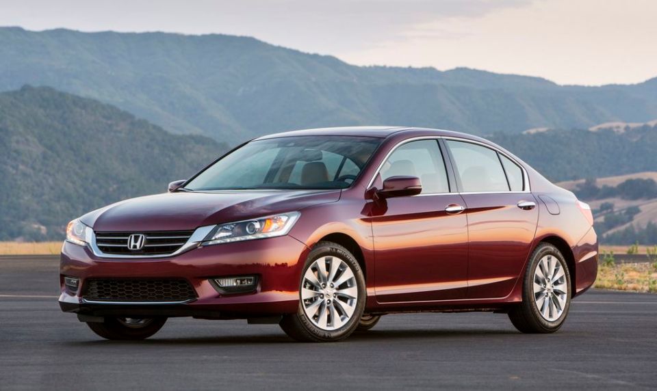 5 autos sedanes que hacen placentero cualquier viaje largo - La Opinión