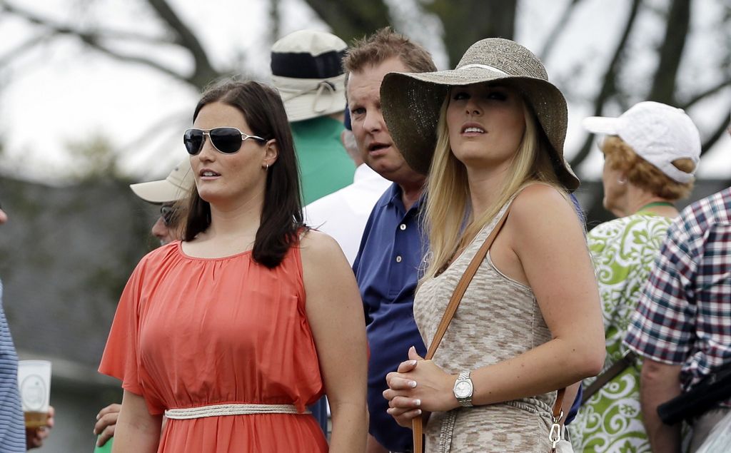 Novia de 'Tiger' lo apoya en Augusta - La Opinión