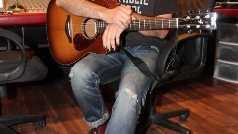 Mico Olmos dice que su carrera artística es propia - La Opinión