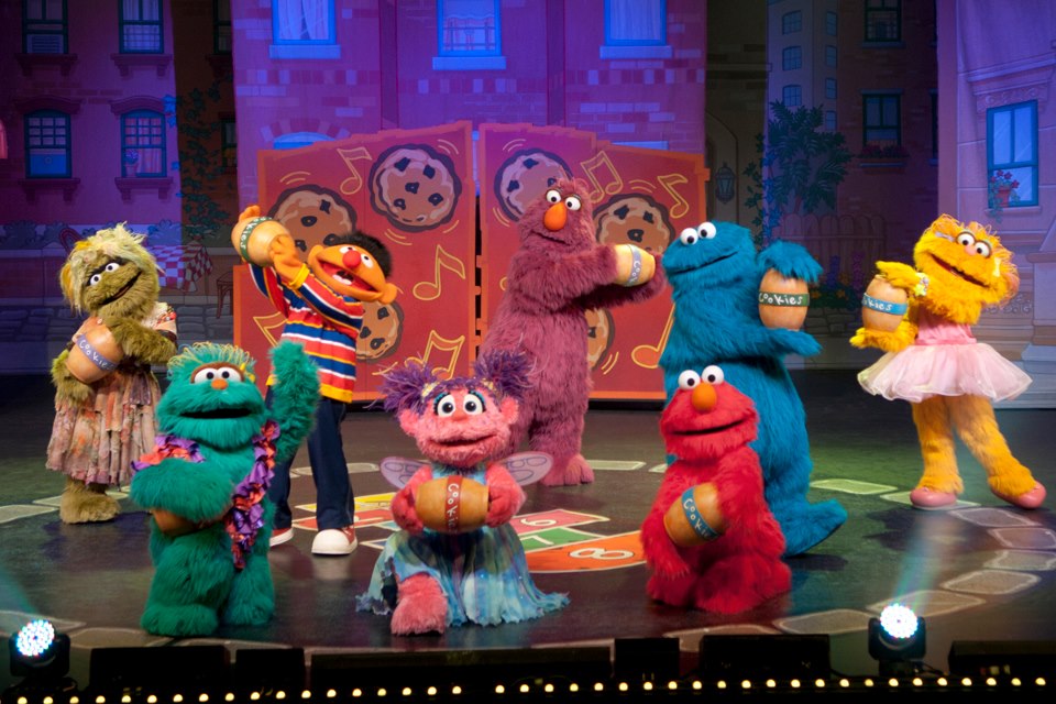 Elmo y sus amigos cantan en vivo (Video) - La Opinión