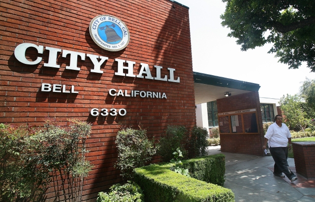 Riesgo de crisis fiscal en Bell - La Opinión