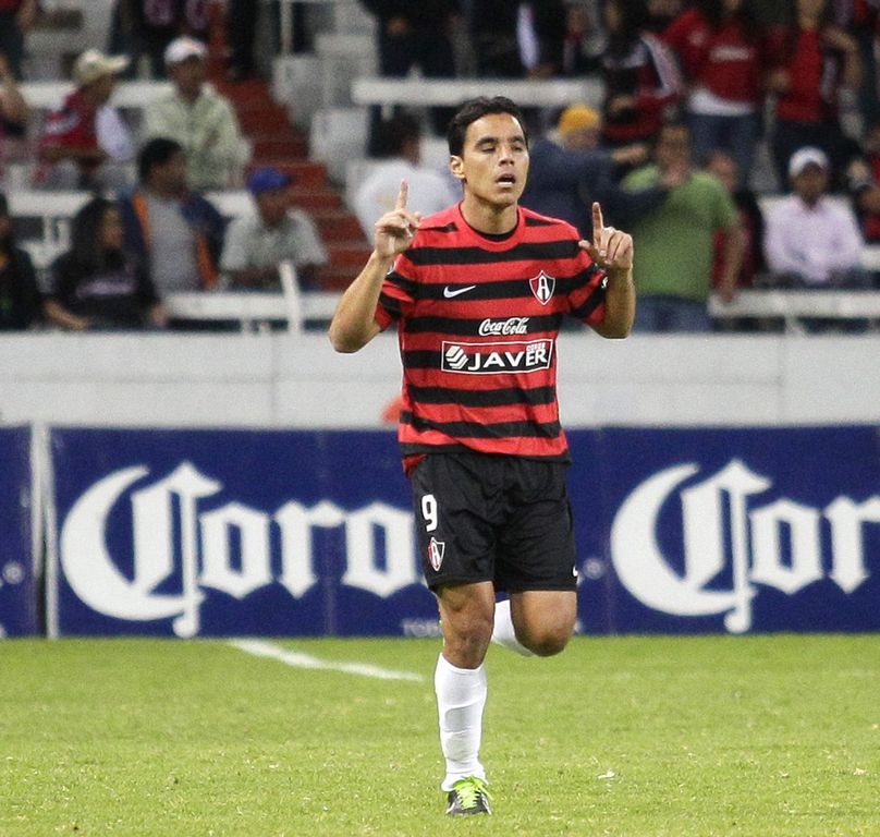 Omar Bravo regresa a las Chivas - La Opinión