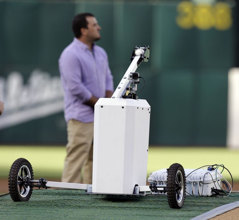 Robot lanza primera bola en el Yankees-Oakland (Video) - La Opinión