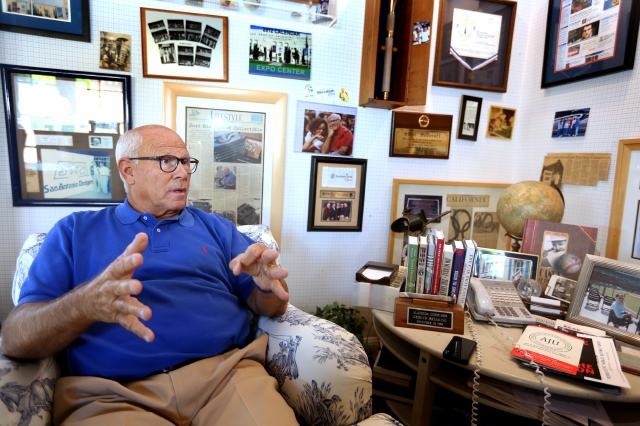 Policías de Los Ángeles usarán cámaras en uniformes - La Opinión