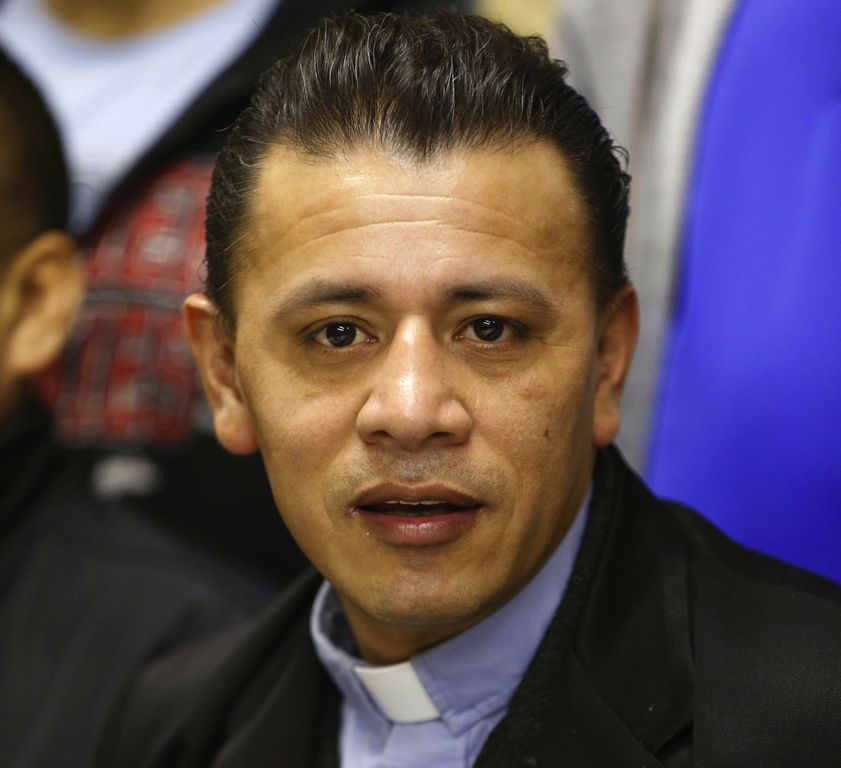 Padre Landaverde abandona la lucha proinmigrante - La Opinión
