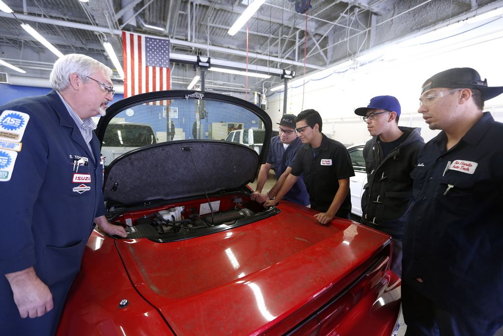 Latinos de Los Ángeles sueñan en grande con la industria automotriz ...