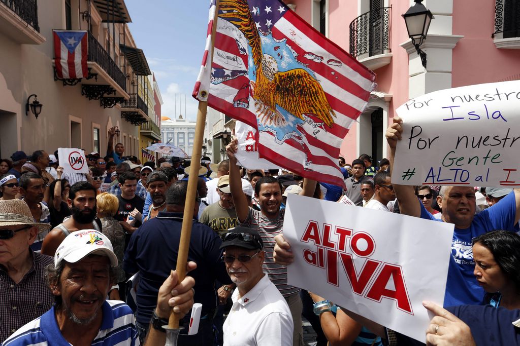 Miles de puertorriqueños marchan en contra de la implantación del IVA ...