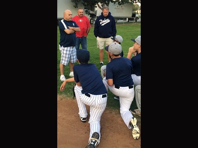 Los Dukes, con placas de policía de El Monte - La Opinión