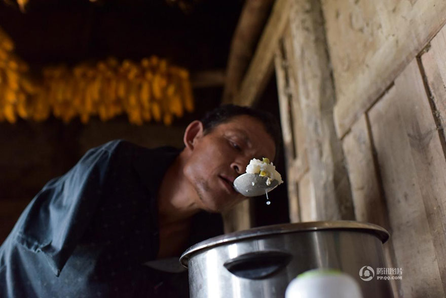 VIRAL: Cómo este hombre sin brazos alimenta a su madre - La Opinión