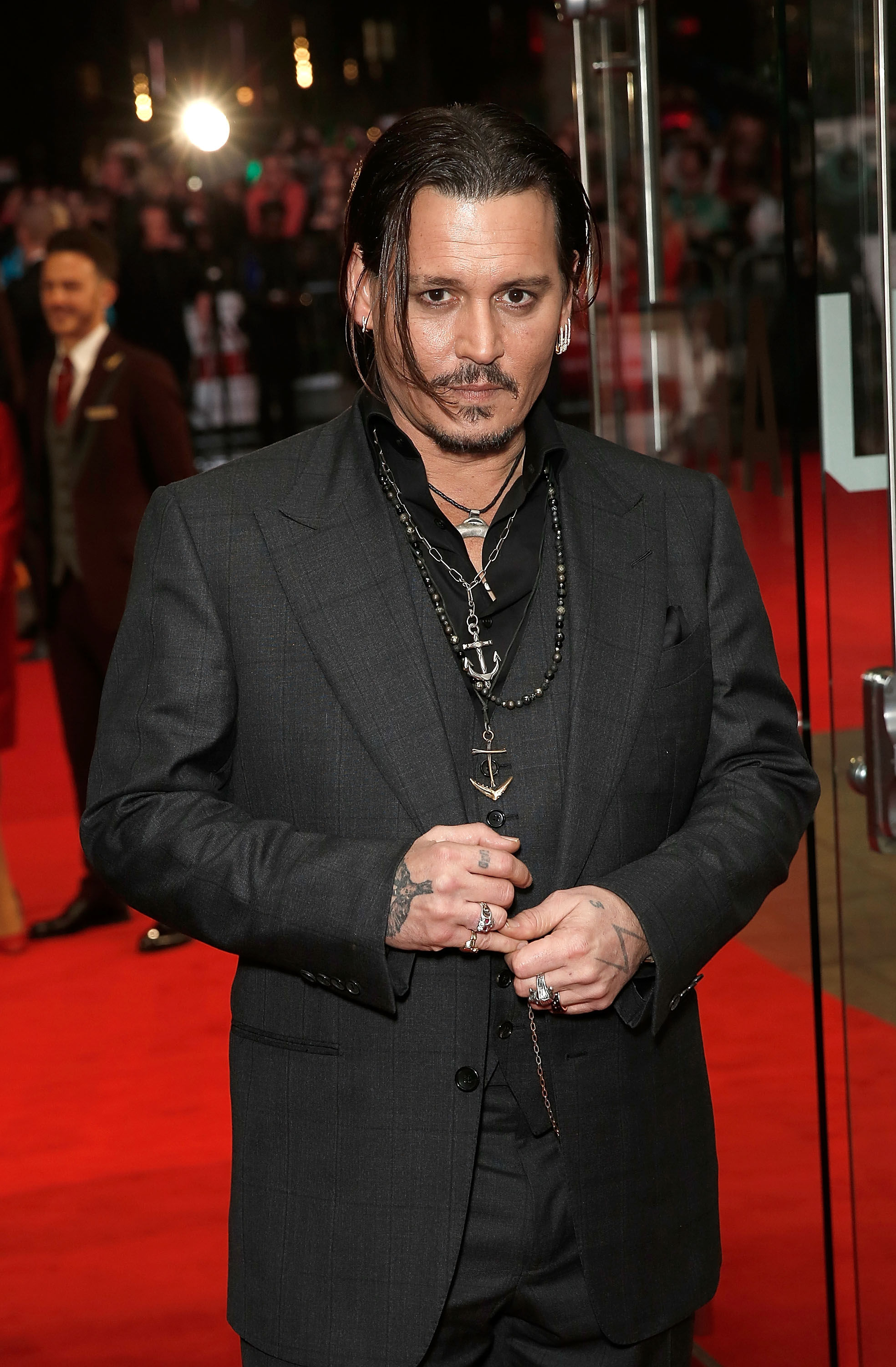 Así sorprendió Johnny Deep a los visitantes de Disneyland (video) - La ...