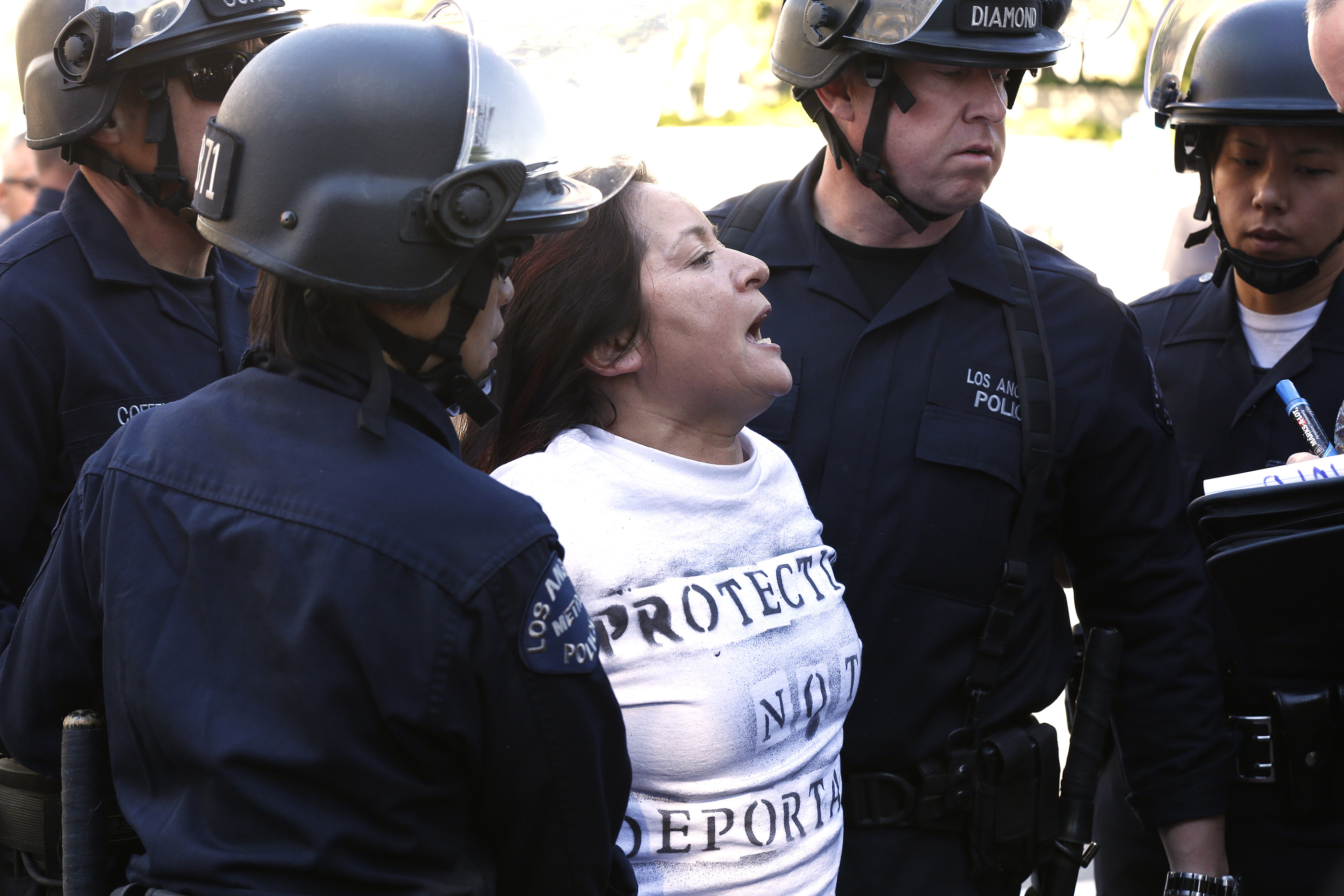 Liberan a activistas del “sleeping dragon” que protestaron contra ICE ...