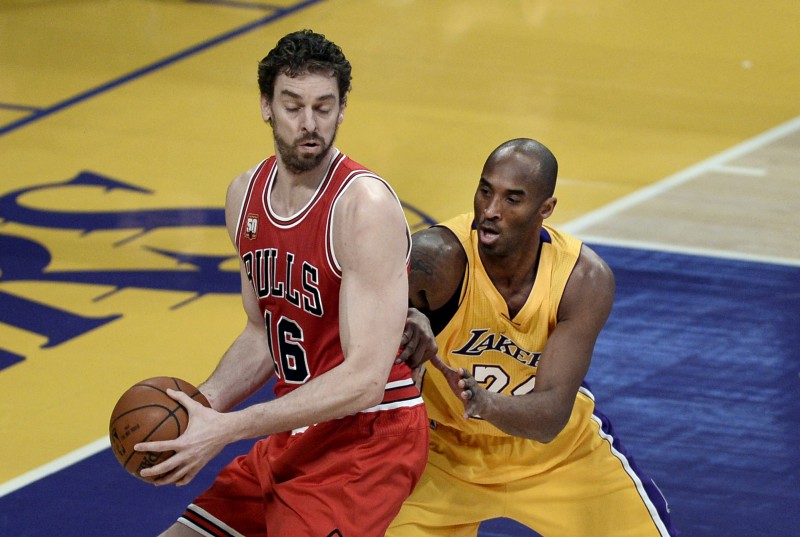 Kobe y Gasol se funden en un abrazo en su último encuentro en Los ...