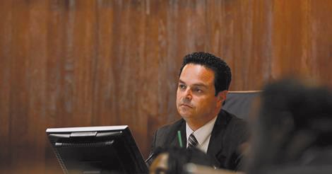 Demandan a alcalde de Carson por supuesto conflicto de interés - La Opinión