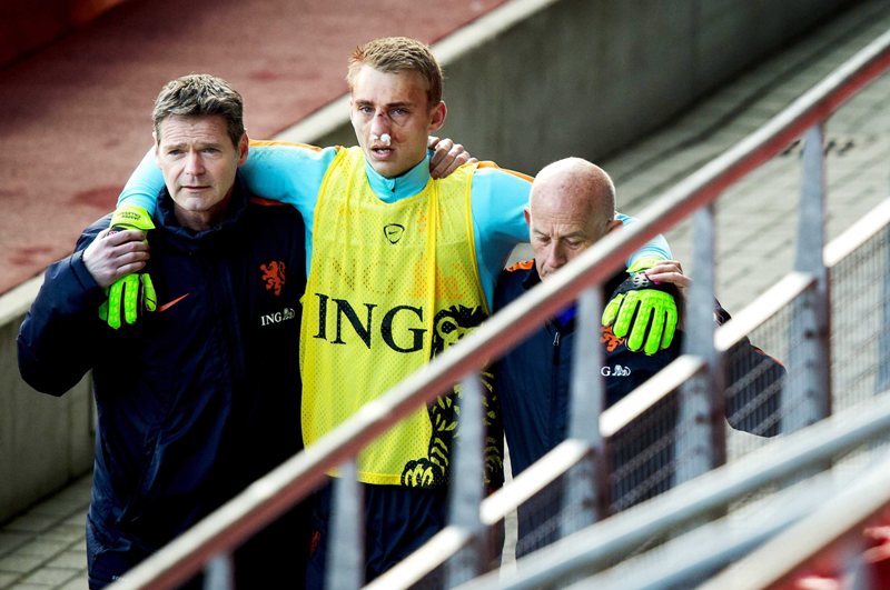 Huntelaar le quiebra la nariz a Cillessen y Holanda se queda sin su ...