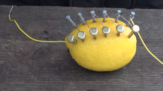 VIDEO: Aprende cómo empezar un fuego con un limón - La Opinión