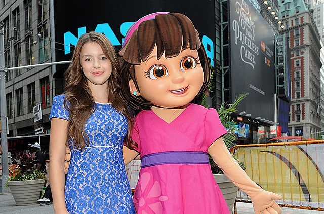 Descubren a ‘Dora, la exploradora’ fumando en la escuela | La Opinión