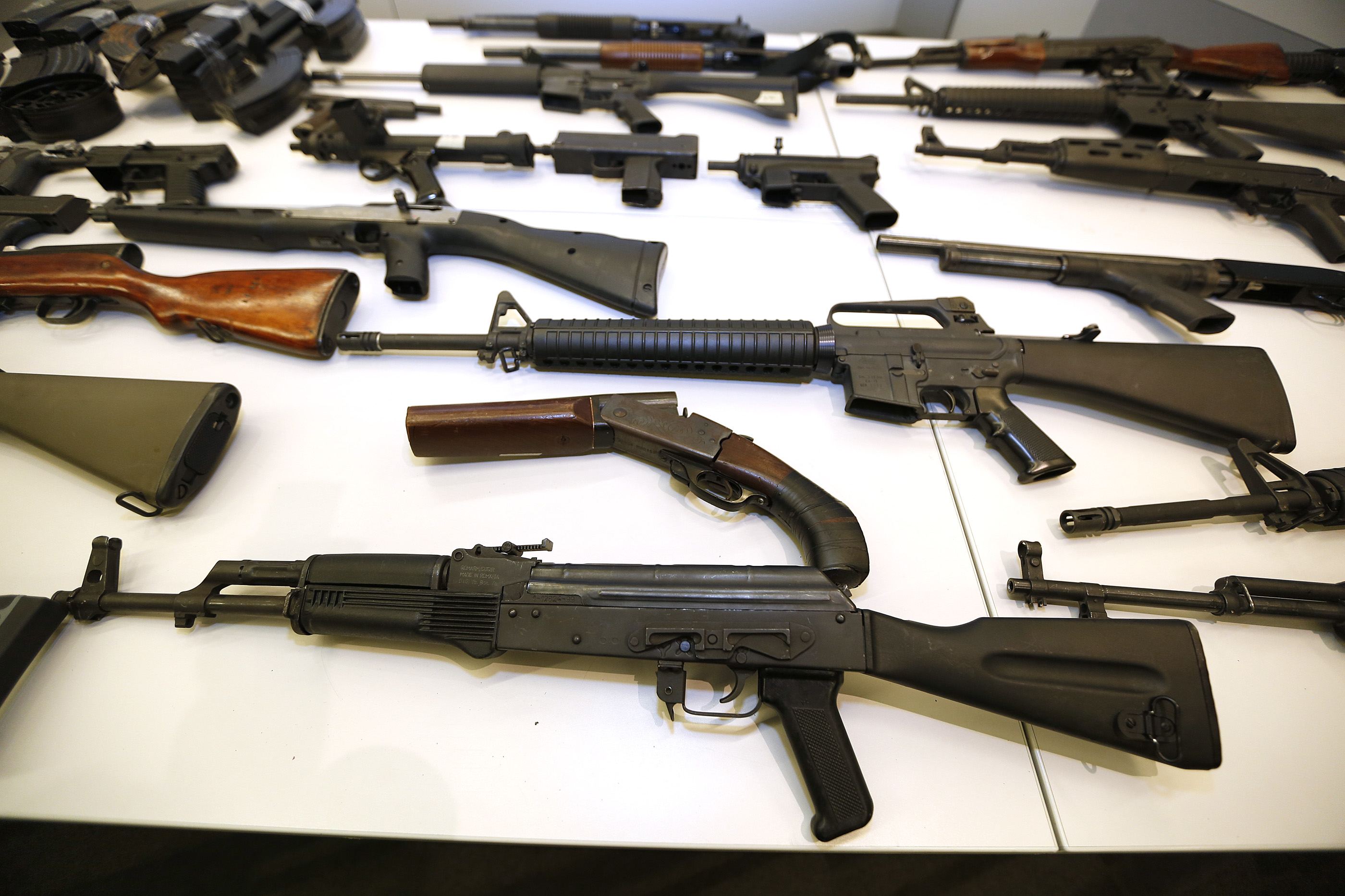 Retiran cientos de armas de las calles de Los Ángeles | La Opinión