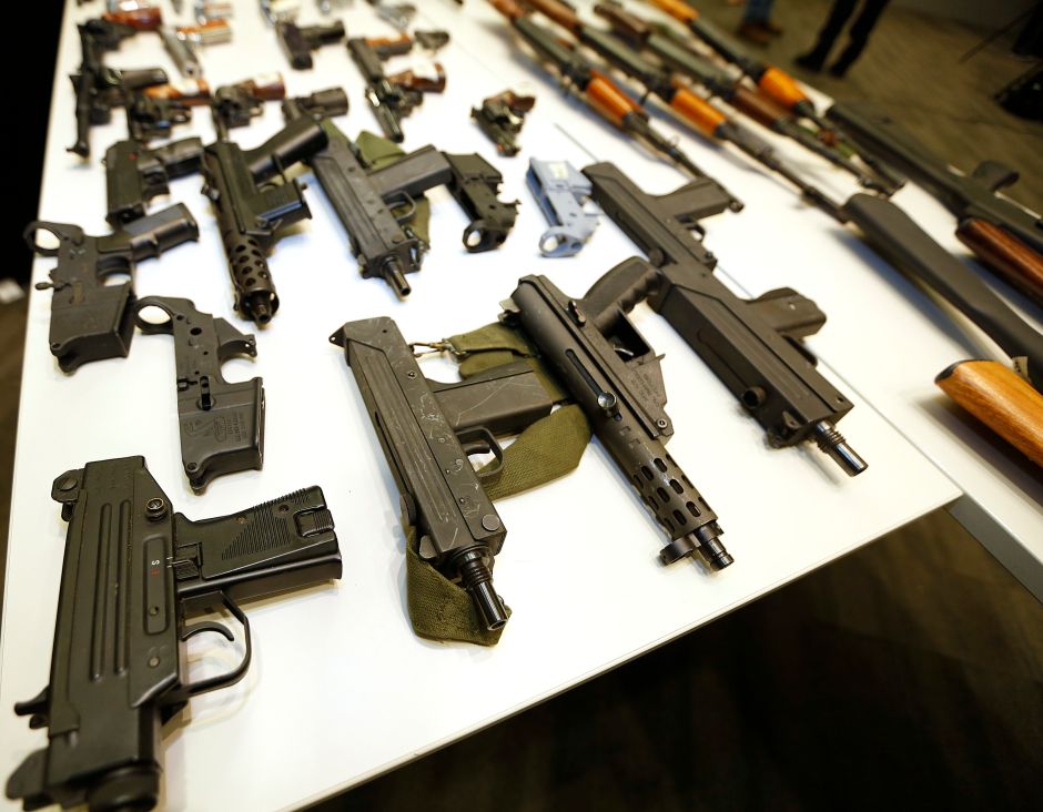 Así es el proceso legal de compra de armas en California | La Opinión