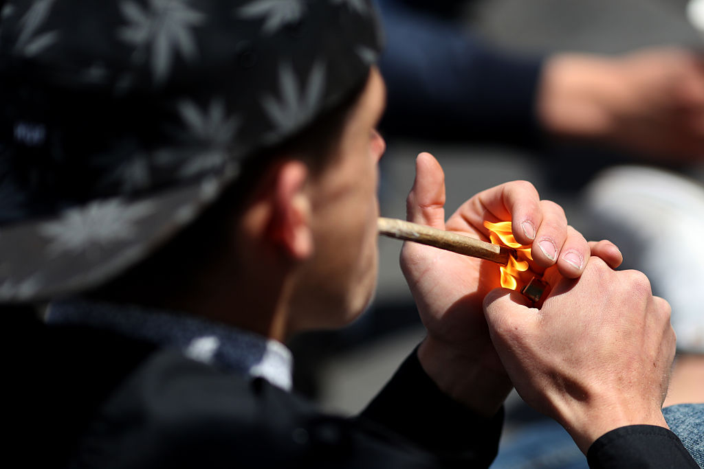 Fumar marihuana aunque sea una sola vez perjudica el desarrollo del ...