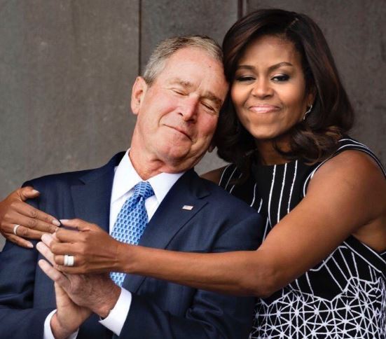 Los mejores memes del adorable abrazo entre Michelle Obama y Bush - La ...