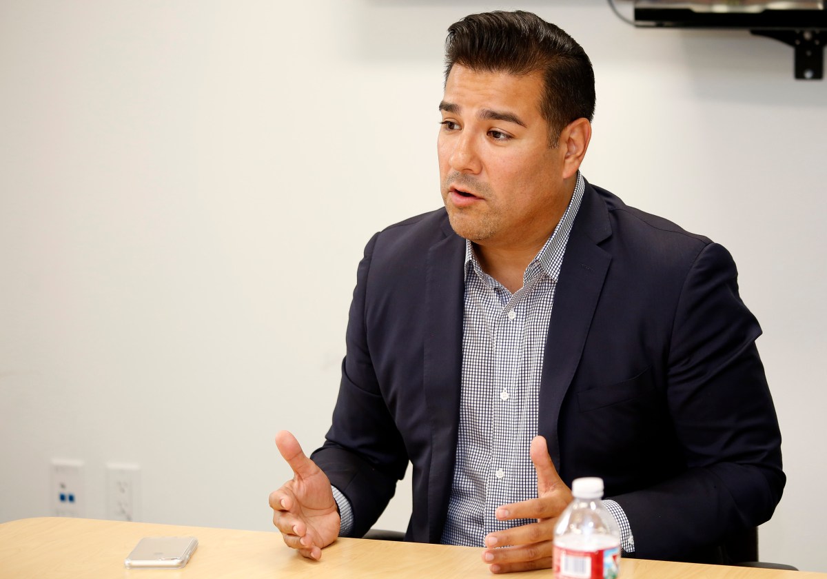 Ricardo Lara es el nuevo comisionado de seguros de California - La Opinión