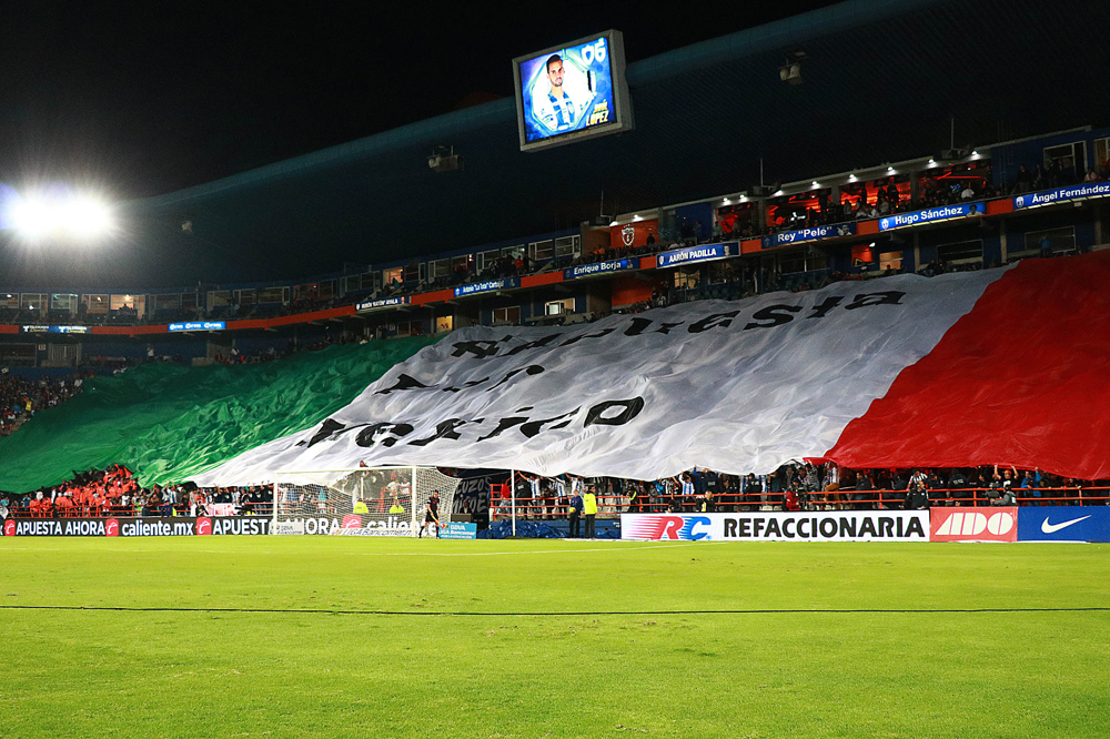 Afición de Pachuca despliega bandera gigante de México en clara alusión ...