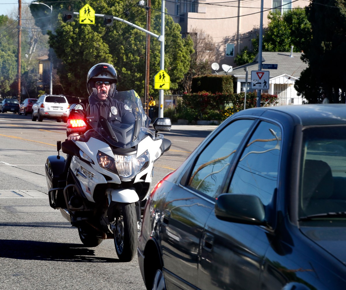 Este agente del Sheriff de LA estaba muy frustrado con una conductora que iba a alta velocidad ...