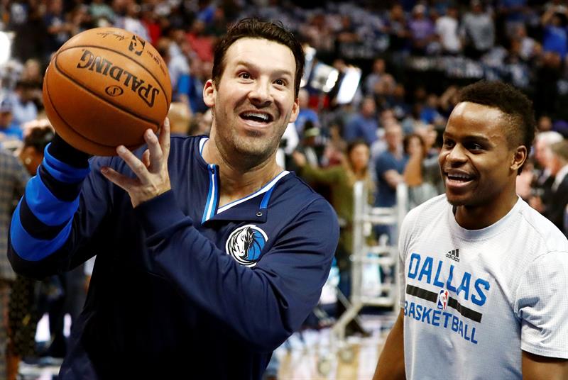 Videos: Tony Romo fue homenajeado por los Mavericks y demostró que la ...