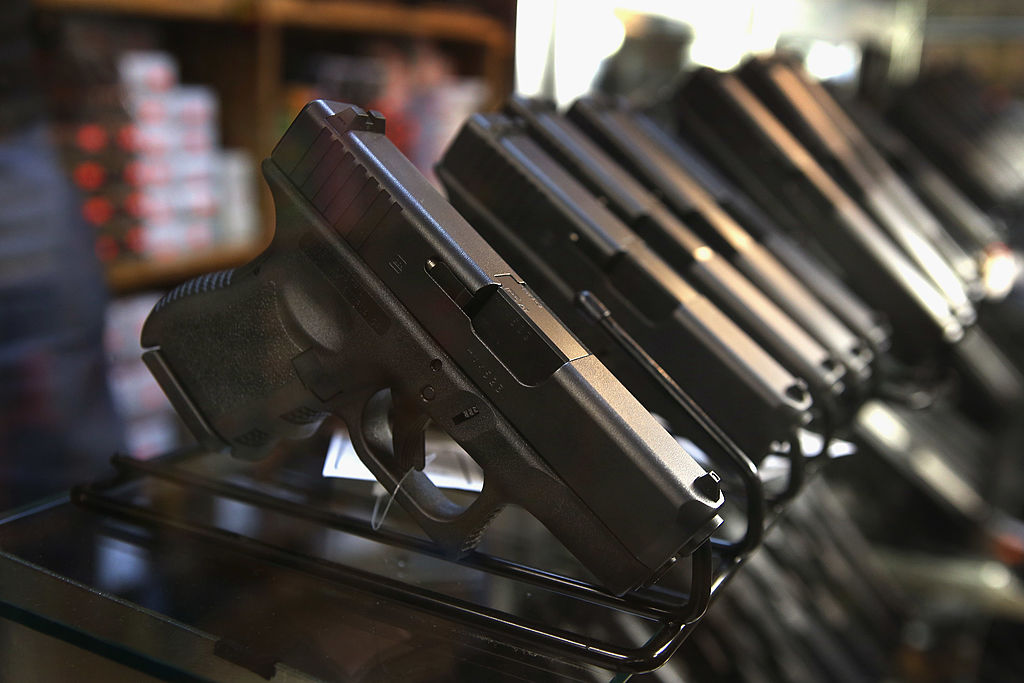 Inmigrantes indocumentados no pueden poseer armas en Estados Unidos ...