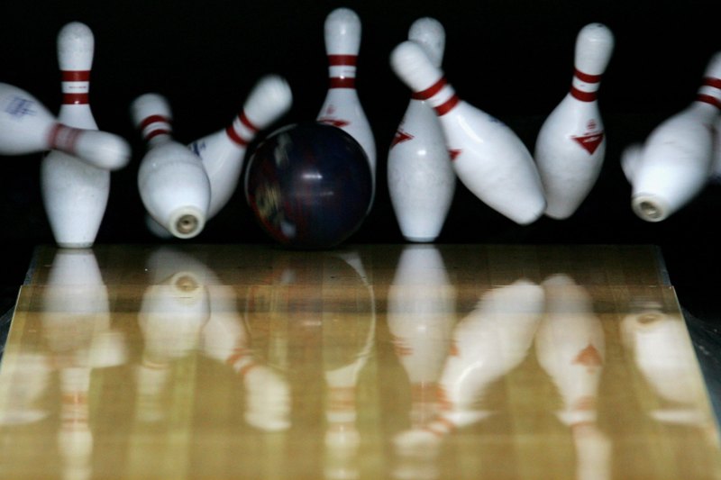 Video: Mira cómo este hombre hizo 12 strikes seguidos en los bolos - La ...