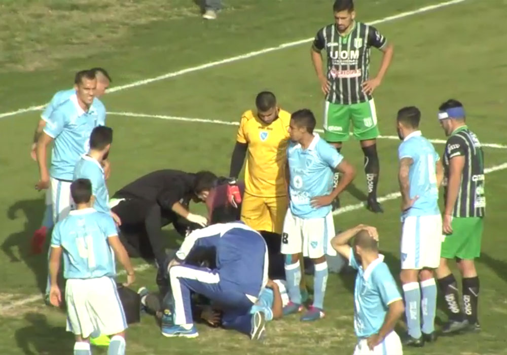 ¡Heroico! Árbitro le salva la vida a un jugador en plena cancha (VIDEO ...