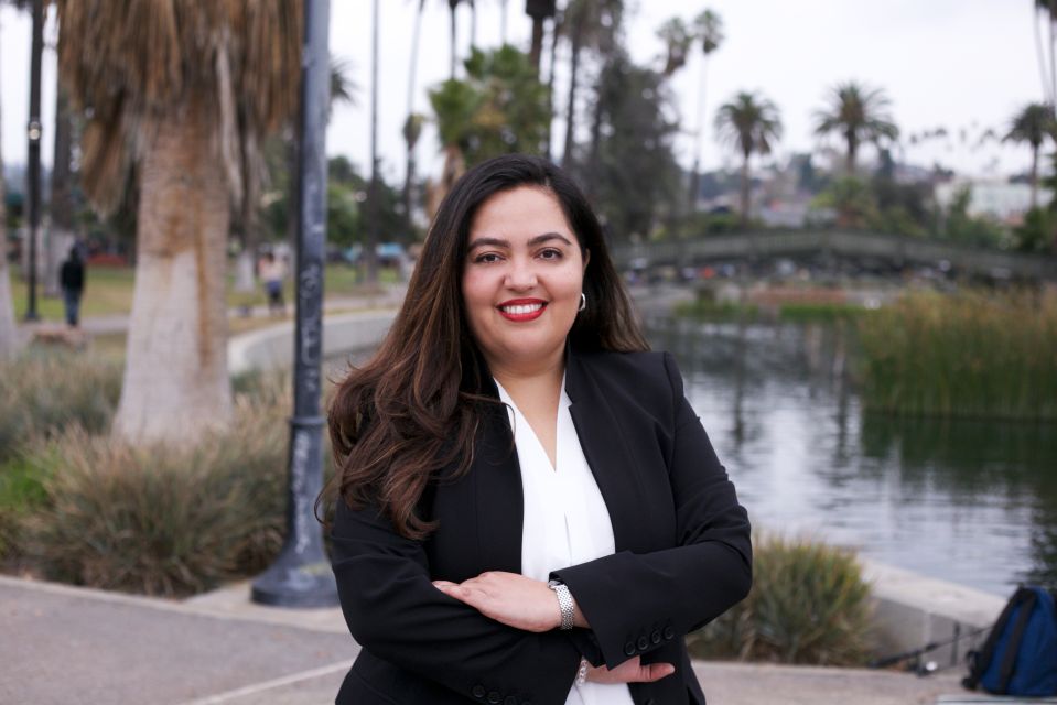 Legisladores de California desafían COVID-19 y viajan a Hawaii - La Opinión