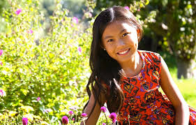 Bebé abandonado en una caja de cartón se convierte en increíble ...