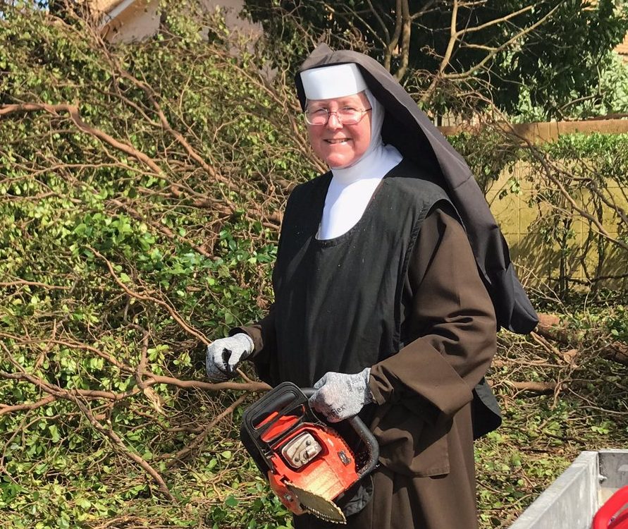 Una monja armada de una sierra ayuda a reparar destrozos de Irma en ...