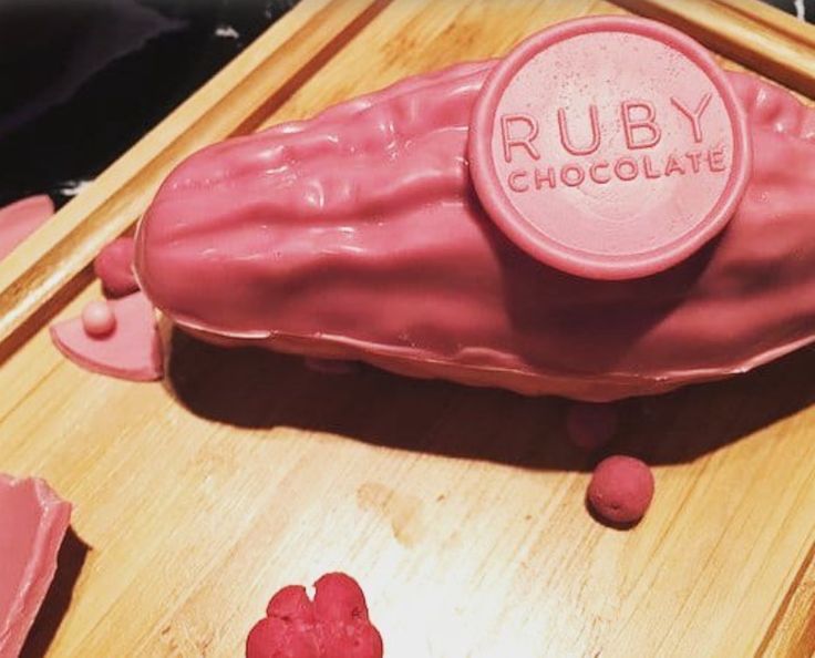 ¿Cómo está hecha esta nueva variedad de chocolate rosa? | La Opinión